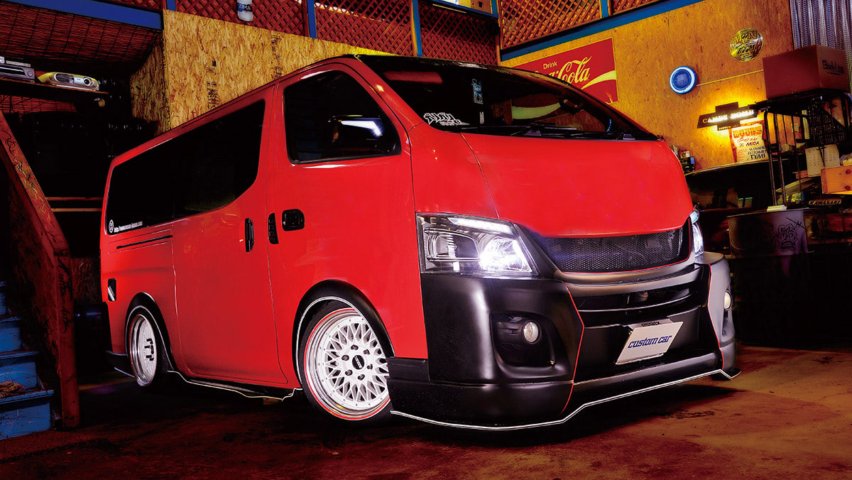 【NV350×スピンドル!!】鮮烈なイタリアの跳ね馬レッドがインパクト大！ ライバルのアイデンティティを容赦なく投入したNV350キャラバン | カスタムCAR [カスタムカー] | オール ...