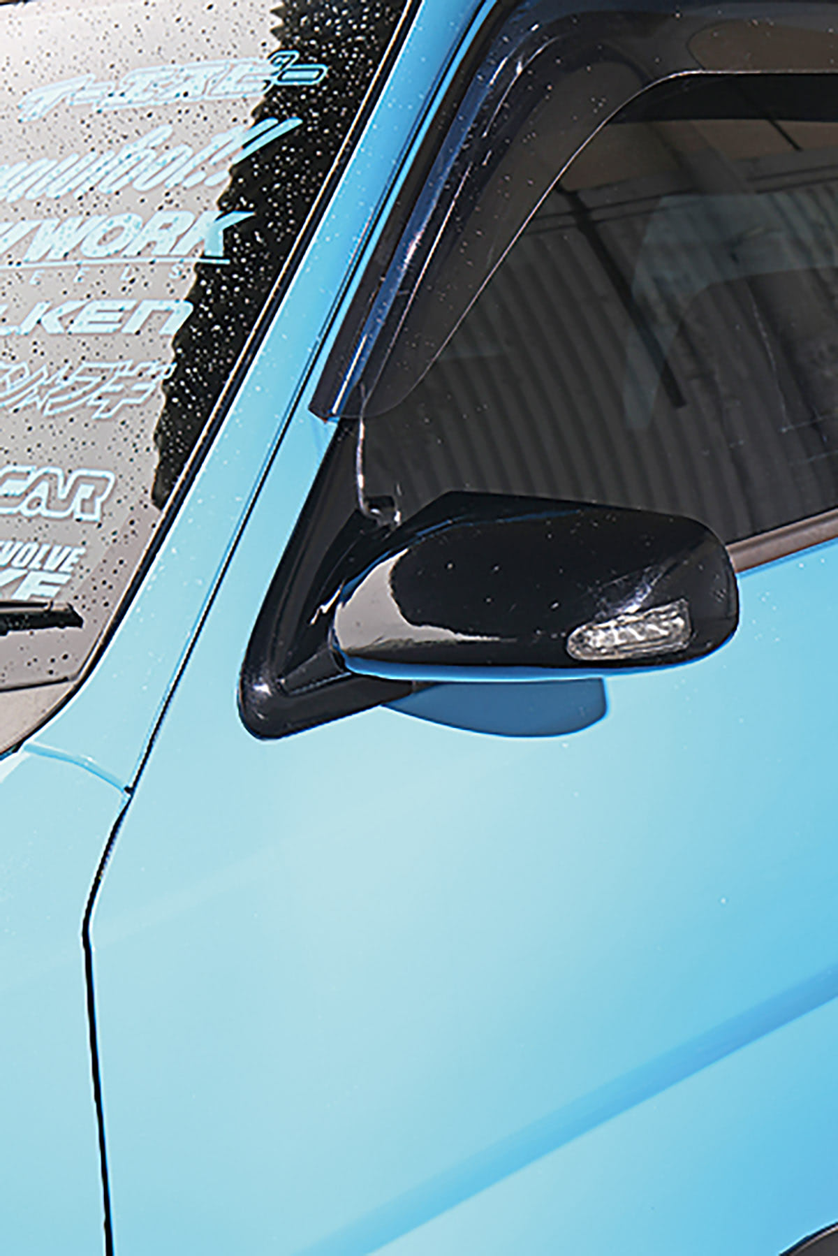 【足グルマの箱車2台!!】スーパーカールック＆旧車風ルック！ それぞれの個性を存分に体現したE25キャラバンと100系ハイエース | カスタムCAR [カスタムカー] | オールジャンルの ...