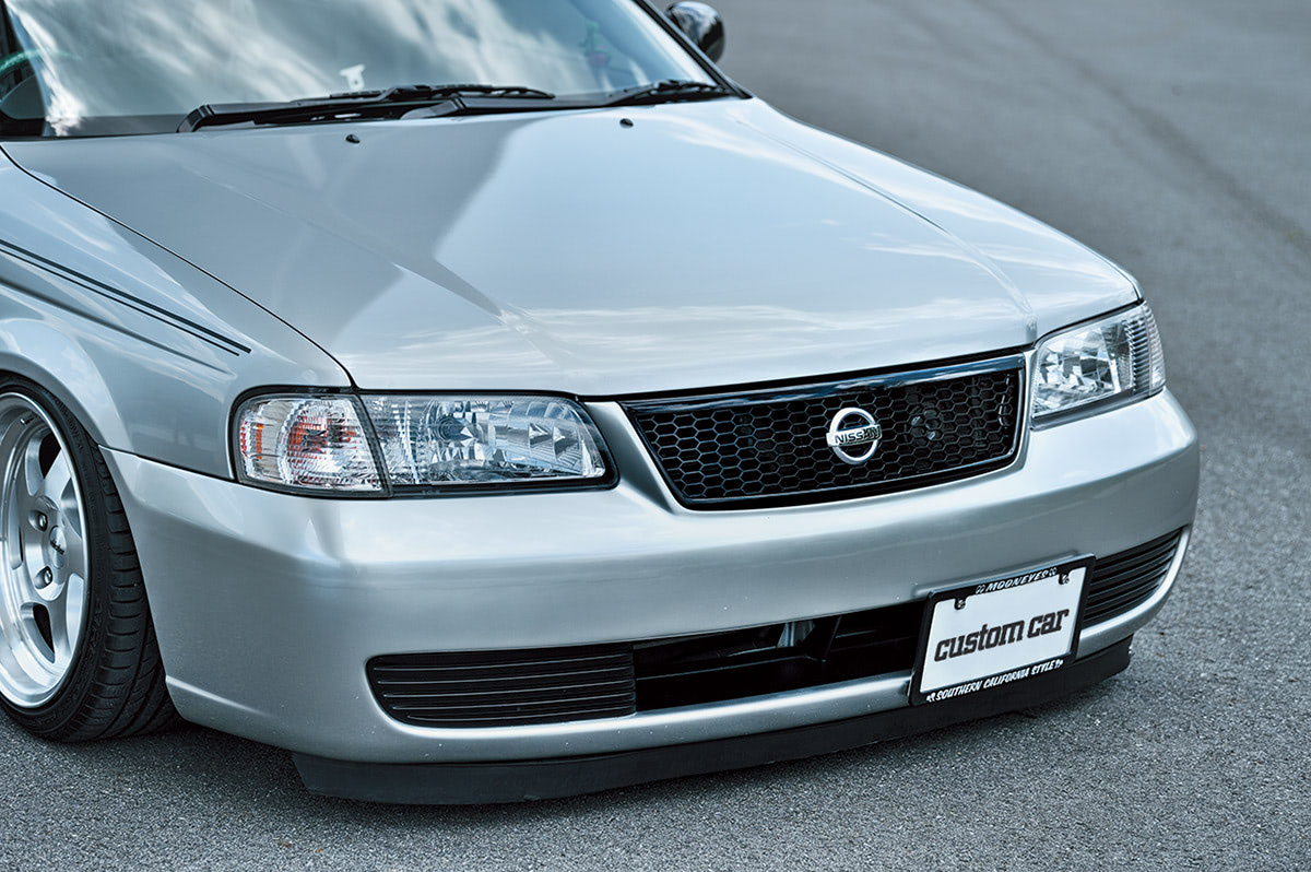 【仮想USDM!?】日本専売モデルのB15サニーの仮想エクスポートモデル！ 大柄なバンパーメイクやシャコタンフォルムで純和風の小市民セダン臭を払拭するサニー | カスタムCAR [カスタムカー ...