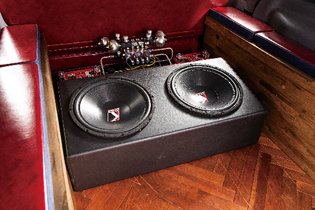 【Jsバニングをオマージュ!!】ダッジ・A100フェイスに街道レーサースタイルを注入！ 足元はド迫力のワークスフェンダーでキメた200系 ...