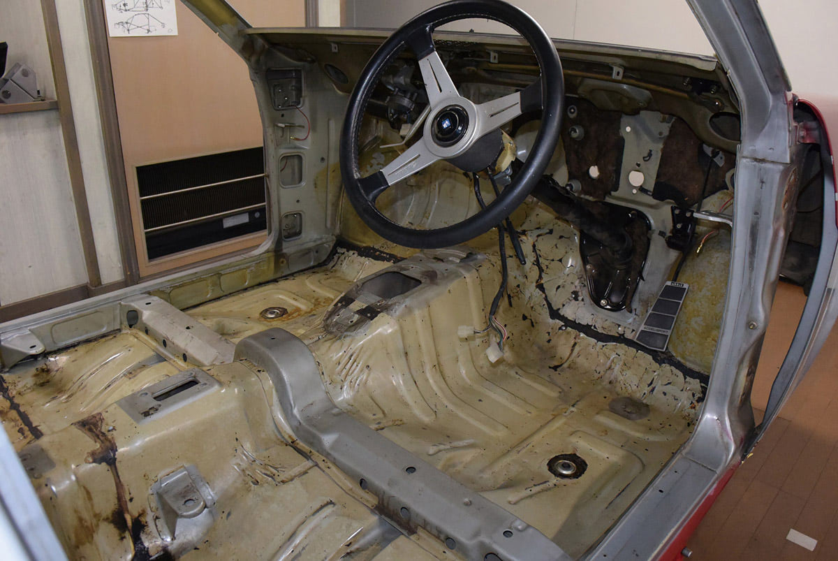 ベアボディの状態に戻された復元の土台となるKP47【1-2】KP47DOHCスターレット復元作業 byトムス | NostalgicHero ...