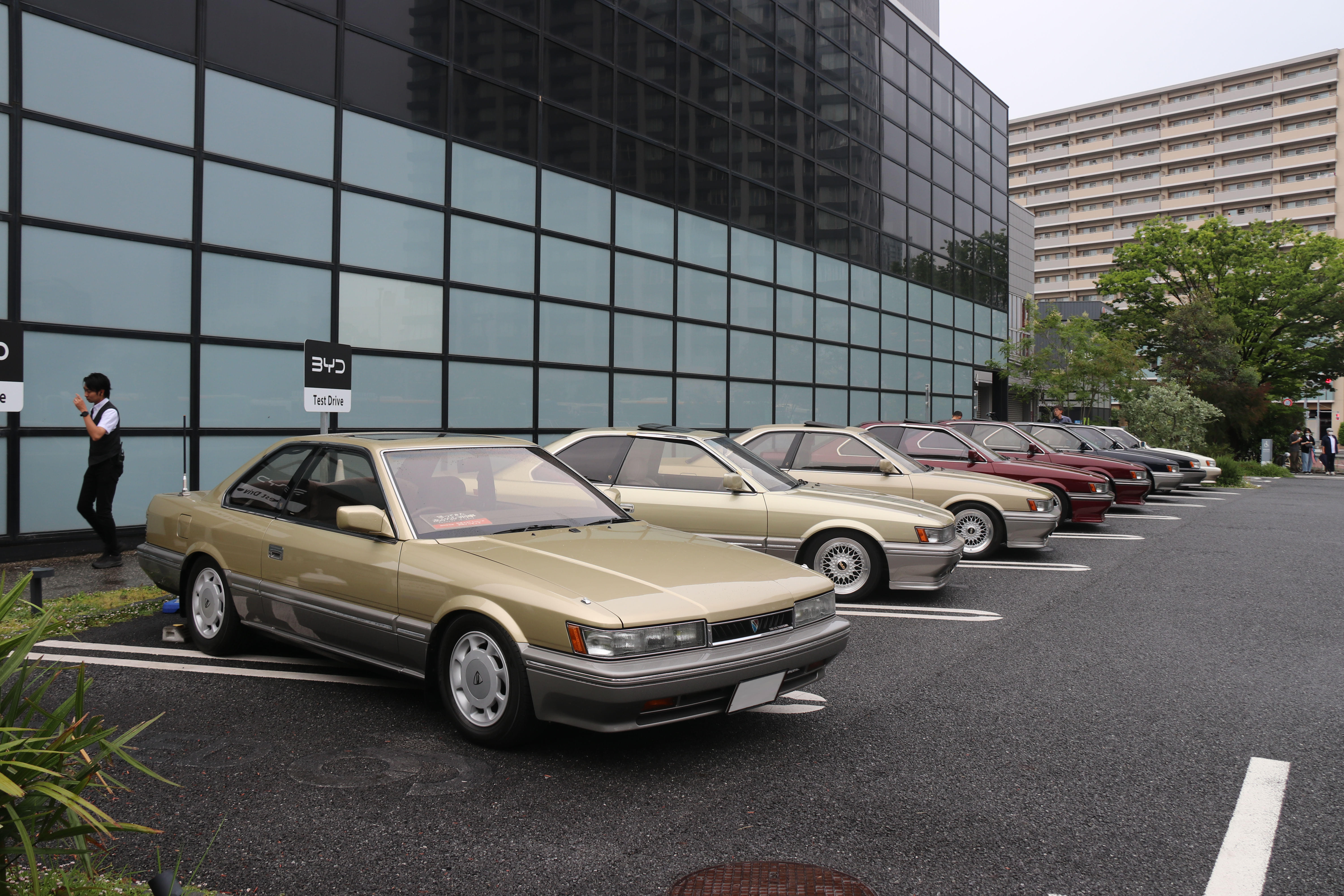 APIT東雲モーニングミーティング【1】「あぶデカ」劇中車のレパードをはじめ、ハチマル車が集結！ | NostalgicHero ...