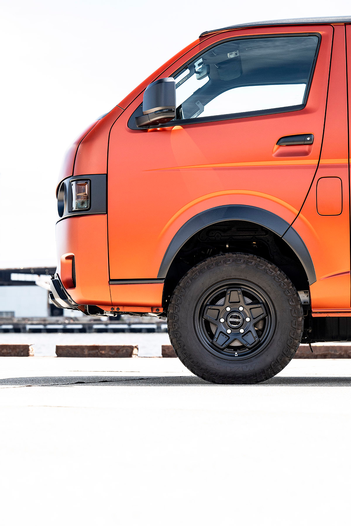 【ハイエースの最新カスタムスタイル】CRS/ESSEXが提案するサゲとアゲの2台 | カスタムCAR [カスタムカー] | オールジャンルのカスタムカー大集合｜NOSWEB