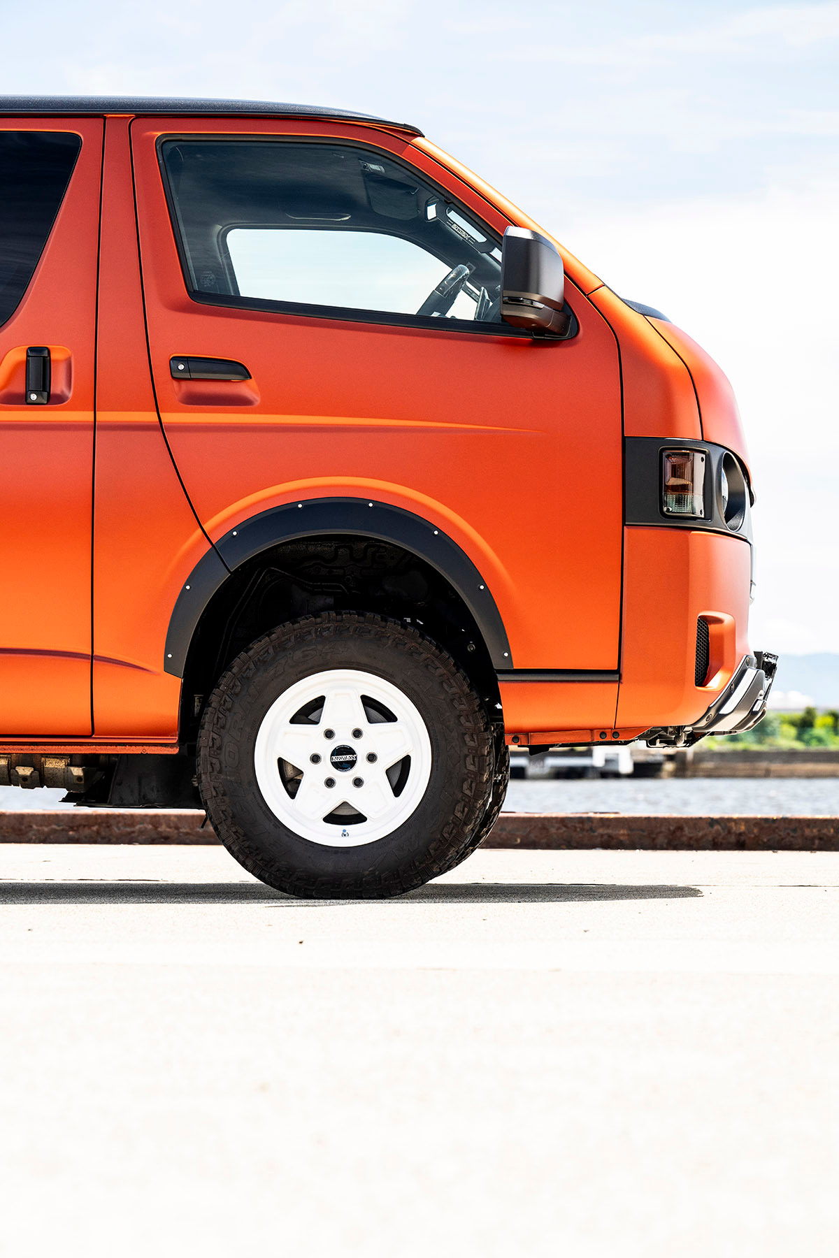 【ハイエースの最新カスタムスタイル】CRS/ESSEXが提案するサゲとアゲの2台 | カスタムCAR [カスタムカー] | オールジャンルのカスタムカー大集合｜NOSWEB