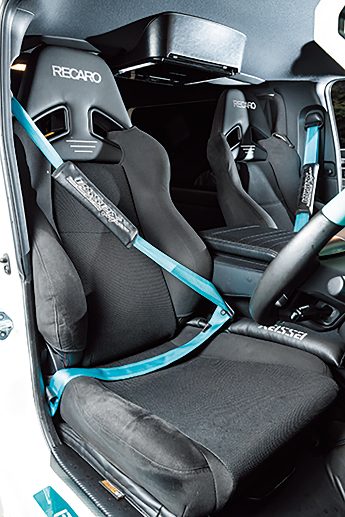 【4人乗り3ナンバーだけどナロー!!】アゲ＆サゲそろい踏み！ 両車ともリアにキャプテンシートをインストールし、構造変更済みの200系ハイエース | カスタムCAR | 芸文総合WEB｜オール ...