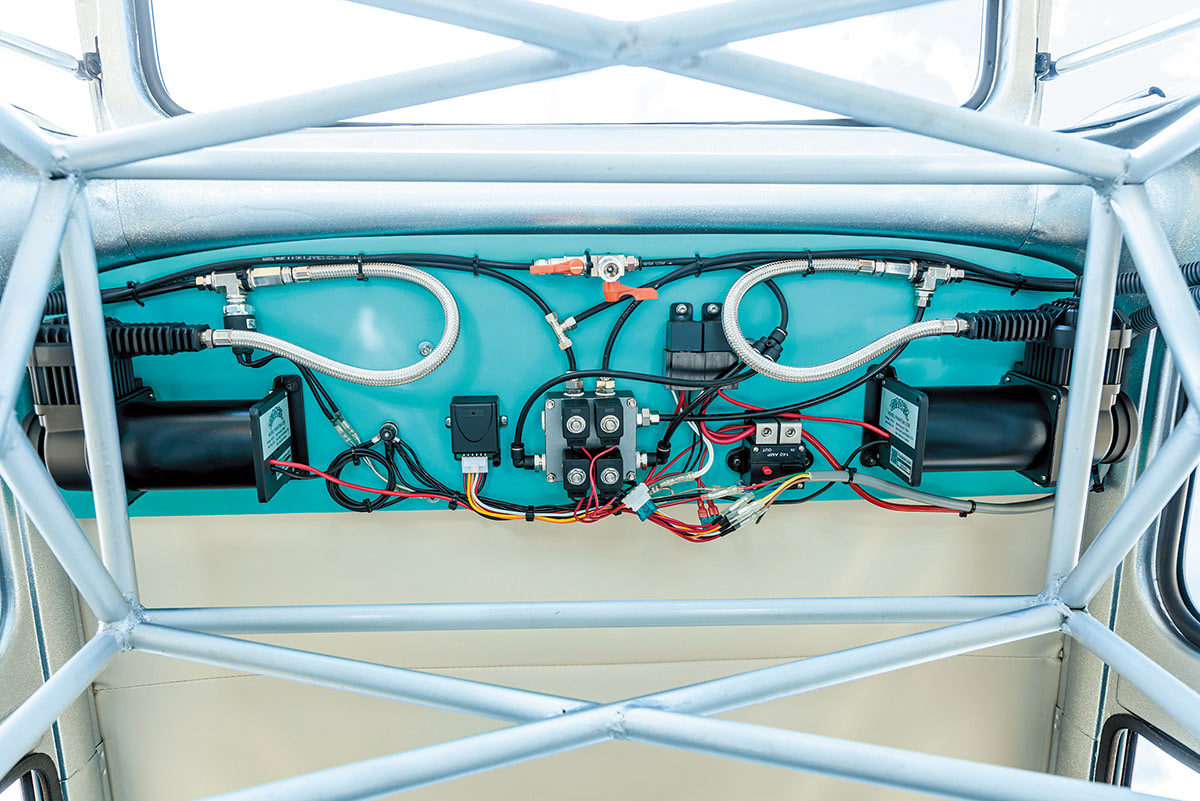 【小径・深リム・ワイドボディ!!】スパルタンなロールゲージを追加！ 愛犬のために考えられたヘビーロワードステップバン（VA73） | カスタムCAR [カスタムカー] | オールジャンルの ...