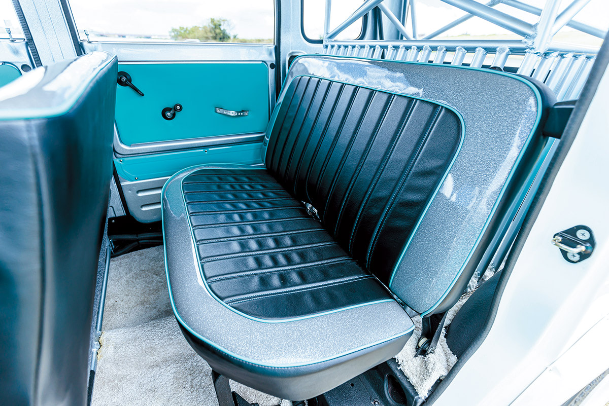 【小径・深リム・ワイドボディ!!】スパルタンなロールゲージを追加！ 愛犬のために考えられたヘビーロワードステップバン（VA73） | カスタムCAR [カスタムカー] | オールジャンルの ...