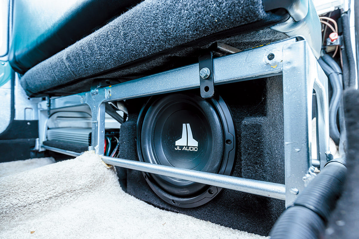 【小径・深リム・ワイドボディ!!】スパルタンなロールゲージを追加！ 愛犬のために考えられたヘビーロワードステップバン（VA73） | カスタムCAR [カスタムカー] | オールジャンルの ...