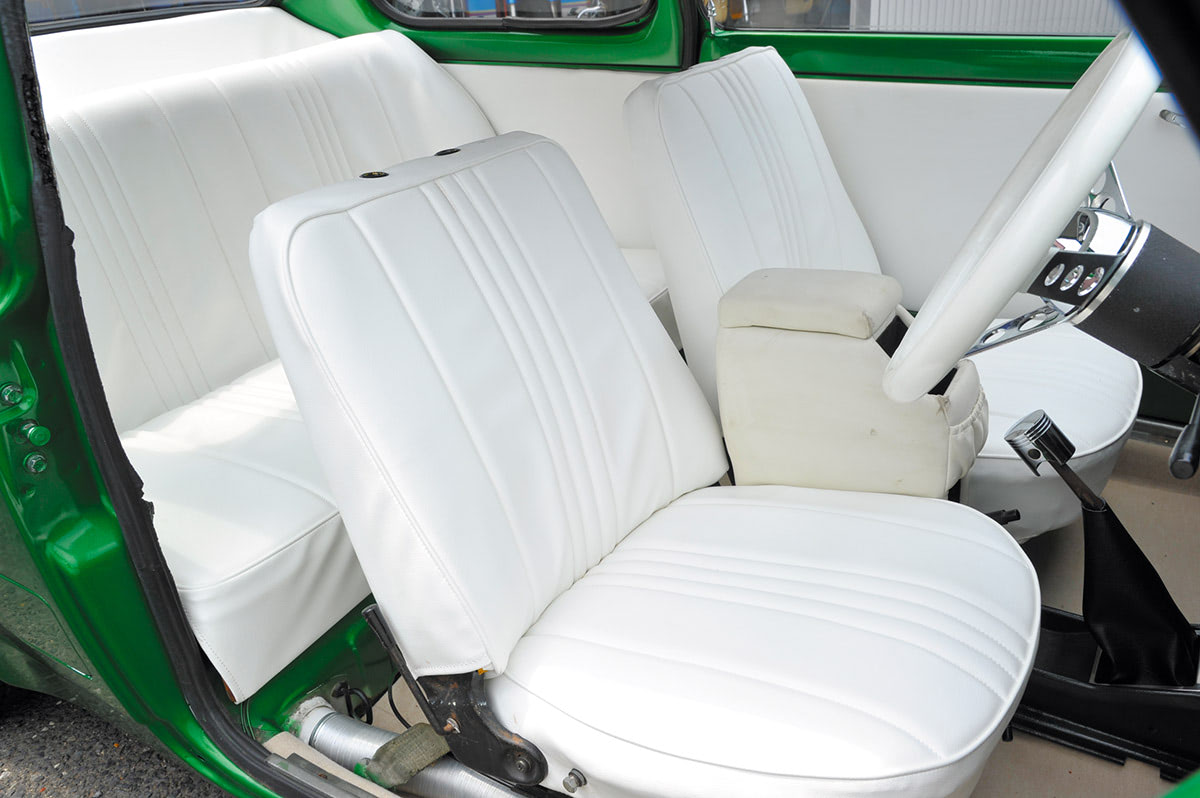 【軽カー版レストロッド!!】粋なオトナの贅沢が小さなボディに凝縮！ 当時のCalルックを体現するダイハツ・フェロー＆スバル・R2 | カスタムCAR [カスタムカー] | オールジャンルの ...